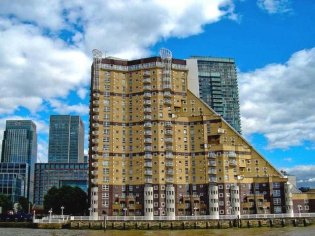 Westferry Road, Canary Wharf 2 bed apartment to rent £2,453 pcm £566 pw