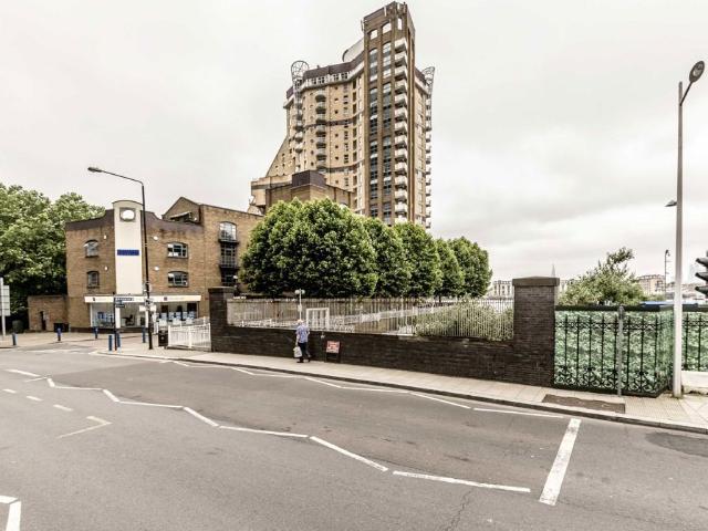 Westferry Road, Canary Wharf E14, 2 bed flat to rent, £2,650 pcm | PrimeLocation