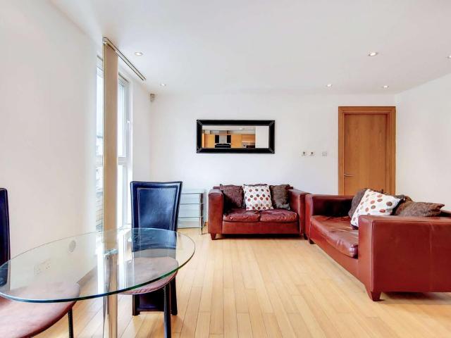 Westferry Road, Canary Wharf, London E14 1 bed apartment to rent £1,647 pcm £380 pw