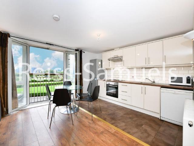 Westferry Road, Canary Wharf, London E14 3 bed apartment to rent £3,467 pcm £800 pw