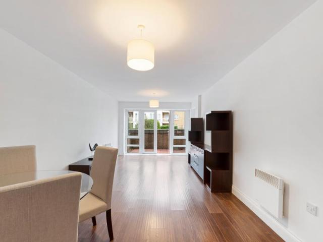 Westferry Road, Isle Of Dogs, London. 2 bed flat to rent £2,400 pcm £554 pw