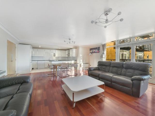 Westferry Road, Isle Of Dogs, London. 2 bed flat to rent £2,427 pcm £560 pw
