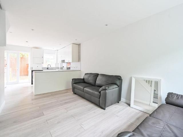 Westferry Road, Isle Of Dogs, London. 2 bed house to rent £2,400 pcm £554 pw