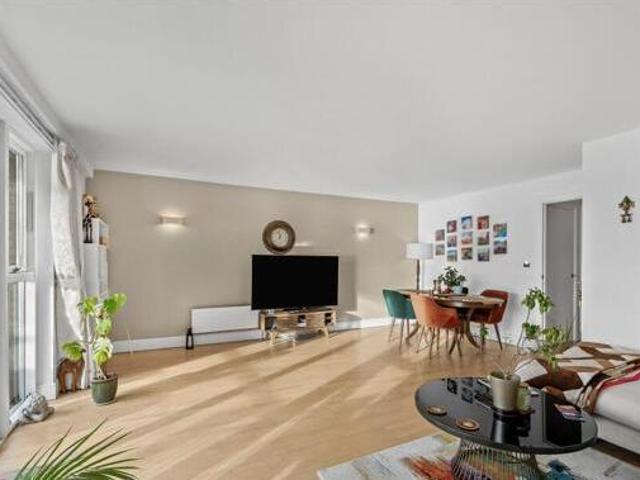 Westferry Road, London, 2 Bedroom Flat