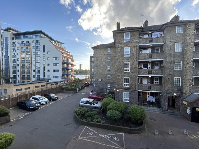 Westferry Road, LONDON E14 2 bed apartment to rent £2,050 pcm £473 pw
