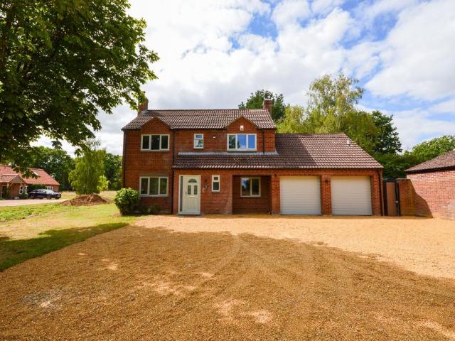 Westfield 4 bed house to rent £1,850 pcm £427 pw