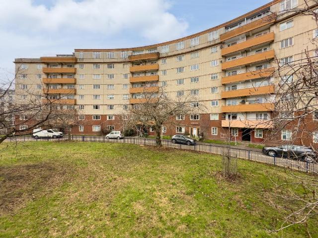 Westfield Court, Gorgie, Edinburgh, EH11 3 bed flat to rent £1,700 pcm £392 pw