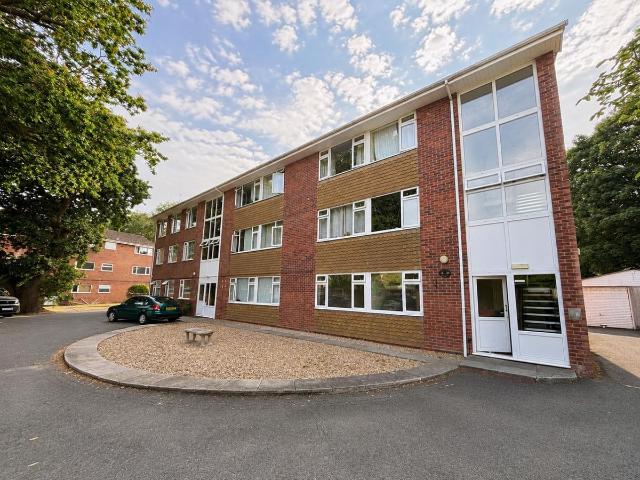 Westfield Avenue, Hayling Island PO11, 2 bed flat to rent, £1,200 pcm | PrimeLocation