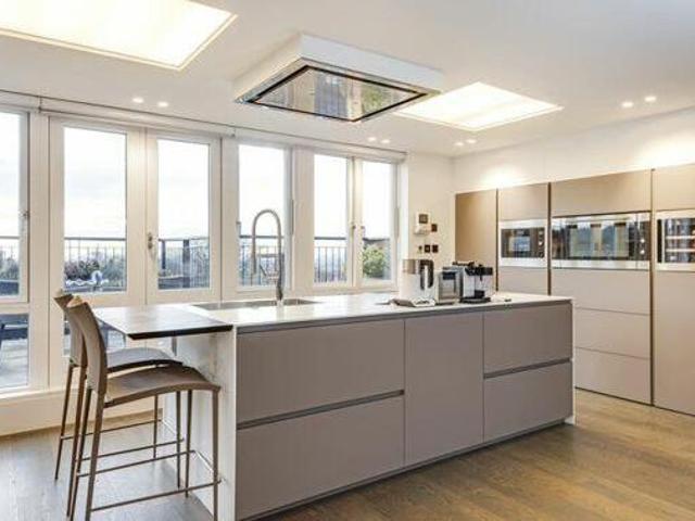 Westfield, Kidderpore Avenue, 3 Bedroom Flat