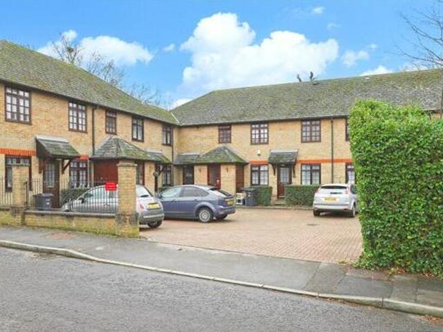 Westfield Park Drive, Woodford Green, 2 Bedroom Apartment