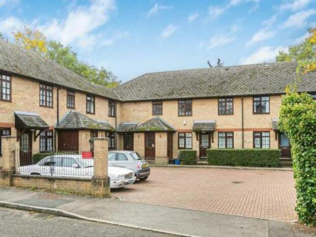 Westfield Park Drive, Woodford Green, 2 Bedroom Flat