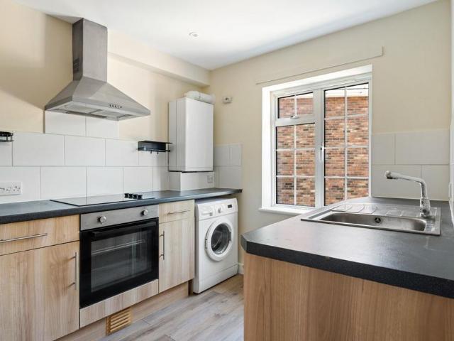 Westfield Road, Woking 1 bed flat to rent £1,150 pcm £265 pw