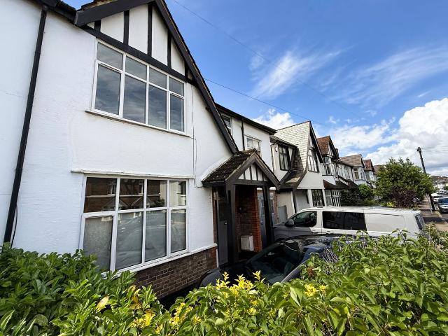 Westfield Road, Surbiton KT6, 2 bed flat to rent, £1,800 pcm | PrimeLocation