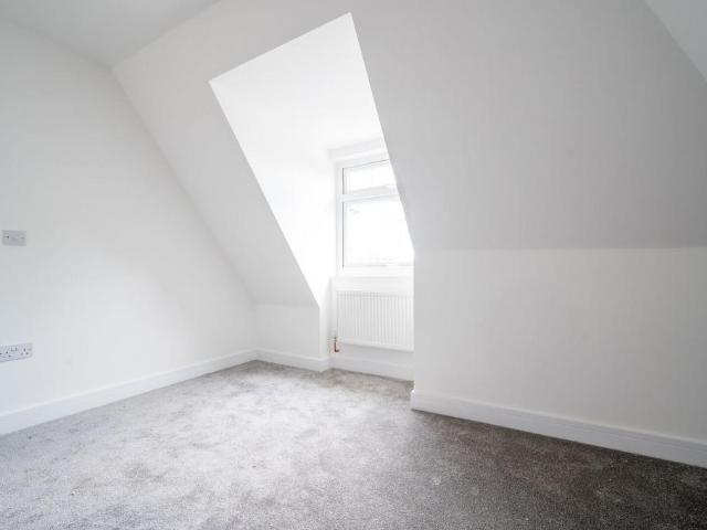 Westfield, Woking, GU22 2 bed flat to rent £1,650 pcm £381 pw