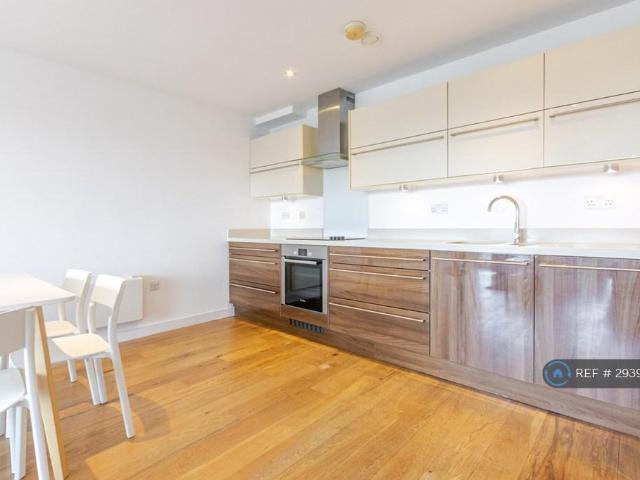 Westholme Gardens, Ruislip, HA4 2 bed flat to rent £2,300 pcm £531 pw
