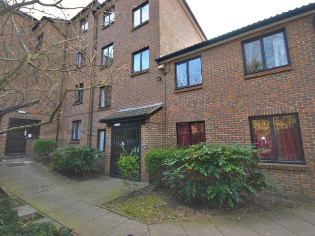 Westhorne Avenue, London SE12, 2 bed flat to rent, £1,800 pcm | PrimeLocation