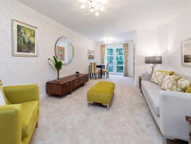 Westhall Road, Warlingham 2 bed apartment to rent £2,995 pcm £691 pw