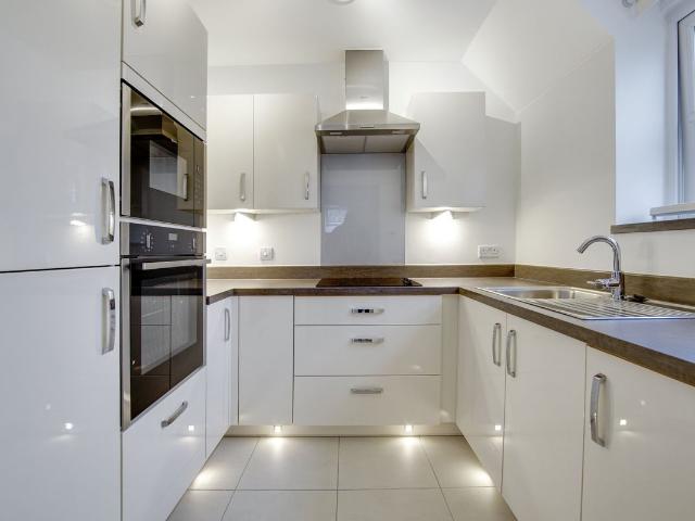 Westhall Road, Warlingham CR6, 2 bed flat to rent, £2,995 pcm | PrimeLocation