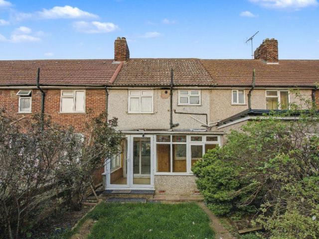 Weston Green, Dagenham, Essex, RM9 2 bed terraced house to rent £1,850 pcm £427 pw