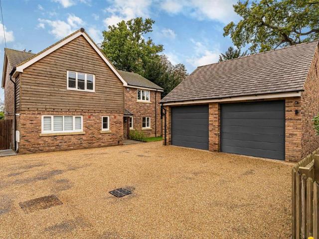 Westoning Road, Harlington 4 bed detached house to rent £3,000 pcm £692 pw