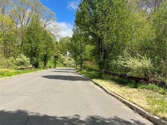 Westover Dr, Naugatuck, CT 06770