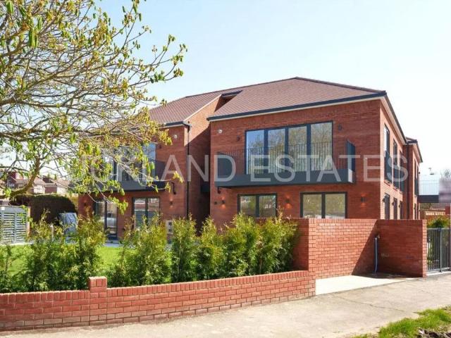 Westland Lodge, Brookmans Park AL9, 2 bed penthouse to rent, £3,000 pcm | PrimeLocation