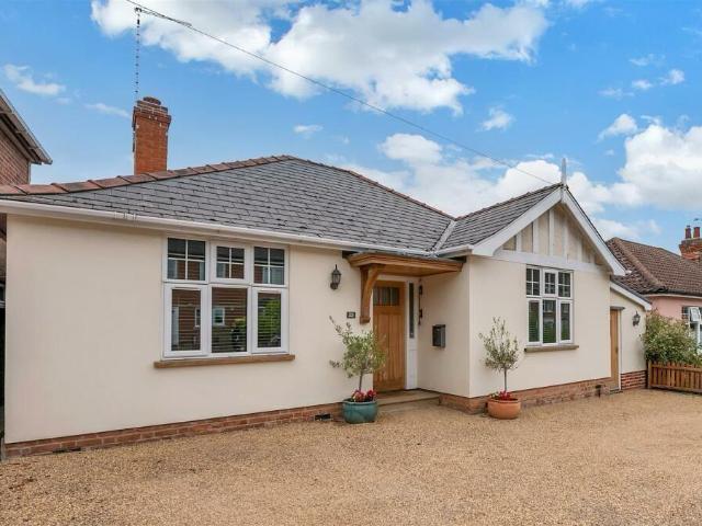 Westley Road, Bury St. Edmunds 3 bed detached bungalow to rent £2,350 pcm £542 pw