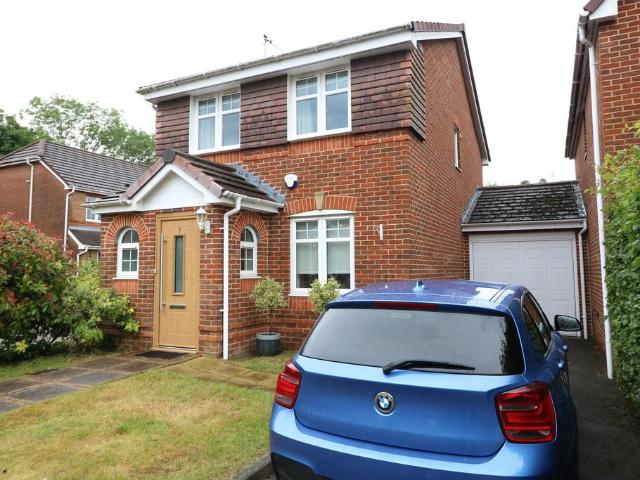 Westlees Close, North Holmwood 2 bed link detached house to rent £2,100 pcm £485 pw