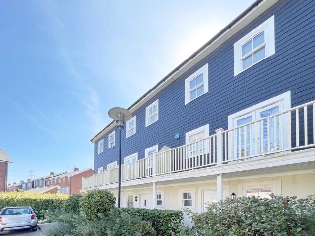 Westmount Close, Worcester Park 4 bed terraced house to rent £3,150 pcm £727 pw