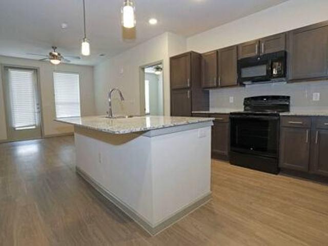 Westmoreland Station 3 Bedroom Apartment for Rent at 2700 S Westmoreland Rd, Dallas, TX 75233