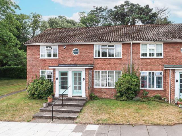 Westminster Court, St. Albans. 3 bed maisonette to rent £2,350 pcm £542 pw