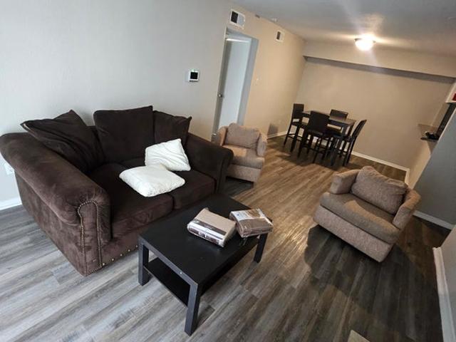 Westside Home, a 5 minute walk to transit stop Bis