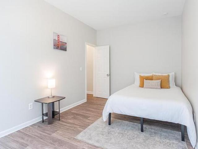 Westside Home, a 5 minute walk to bus 51