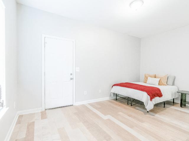 Westside Home, a 5 minute walk to bus 51