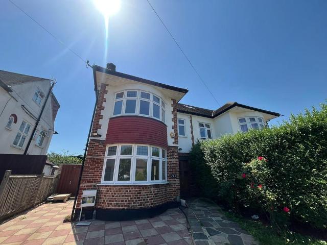 Westpole Avenue, Barnet EN4 4 bed semi detached house to rent £3,600 pcm £831 pw