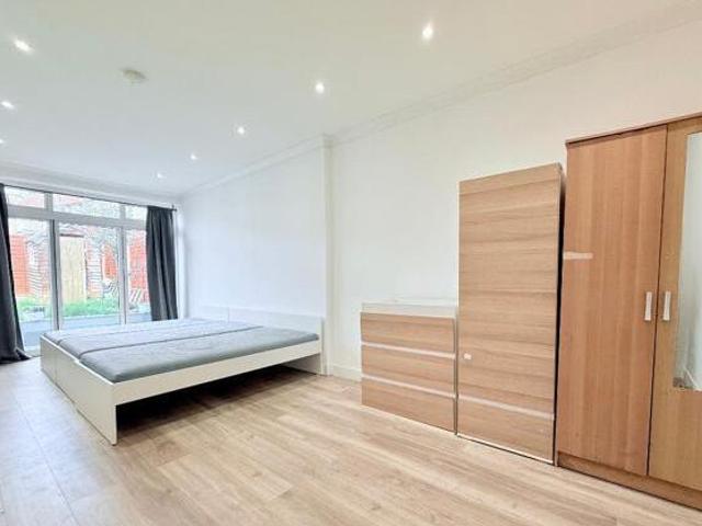 Westway, East Acton, 1 Bedroom House