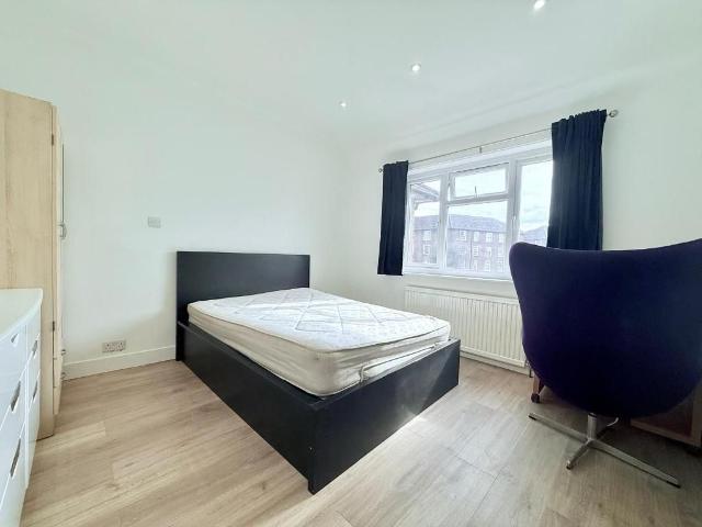 Westway, East Acton, London W12, Room to rent, £880 pcm | PrimeLocation