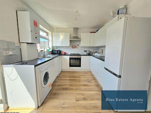 Westwick Gardens, Hounslow, TW4 3 bed semi detached house to rent £2,250 pcm £519 pw