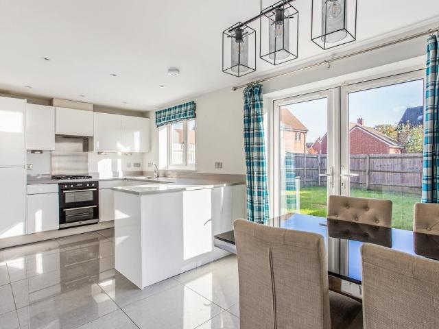 Westvale Road Horley RH6 3 bed detached house to rent £2,300 pcm £531 pw