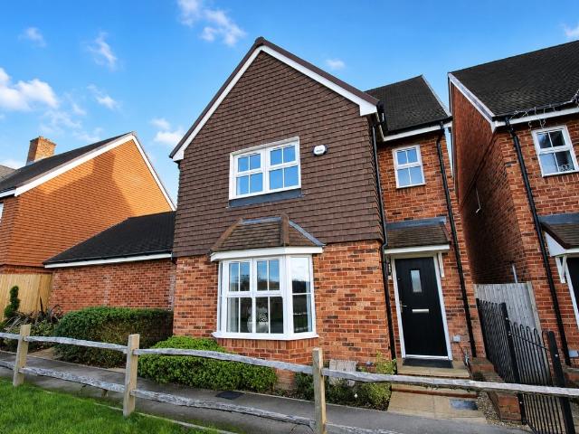 Westvale Road, Horley, Surrey RH6, 3 bed detached house to rent, £2,350 pcm | PrimeLocation