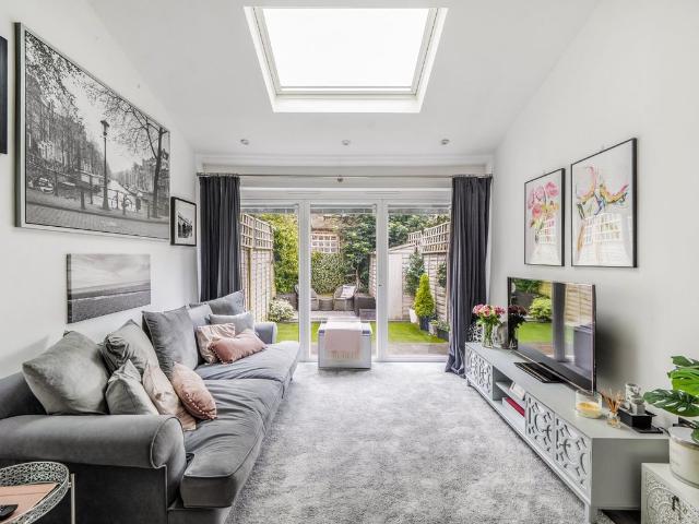 Westview Close, Neasden, London NW10, 2 bed flat to rent, £2,100 pcm | PrimeLocation