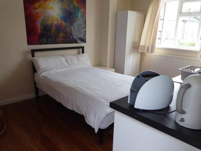 Westview Drive, Woodford Green, Studio Flat For