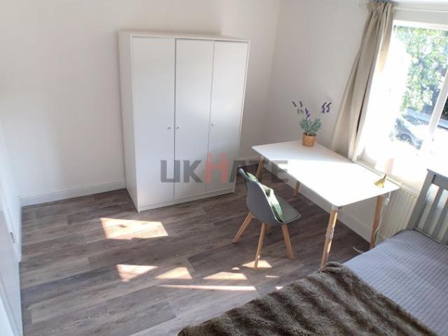 Wesley Close, London SE17, Room to rent, £992 pcm | PrimeLocation
