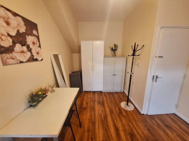 Wesley Avenue, London NW10, Room to rent, £800 pcm | PrimeLocation