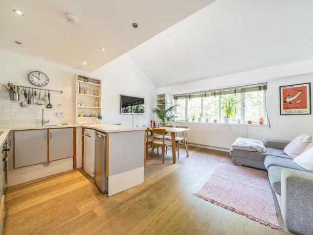 Wesley Square, London W11 2 bed flat to rent £2,700 pcm £623 pw