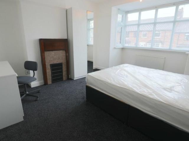 Wesley Place, Newcastle under Lyme, ST5 4 bed semi detached house to rent £1,495 pcm £345 pw