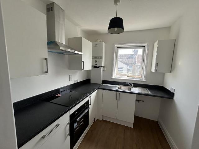 Wesley Road Southend on Sea SS1 2 bed flat to rent £1,150 pcm £265 pw