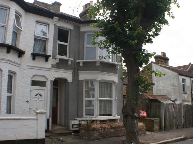 Wesley Road, Southend On Sea SS1, 2 bed flat to rent, £1,300 pcm | PrimeLocation