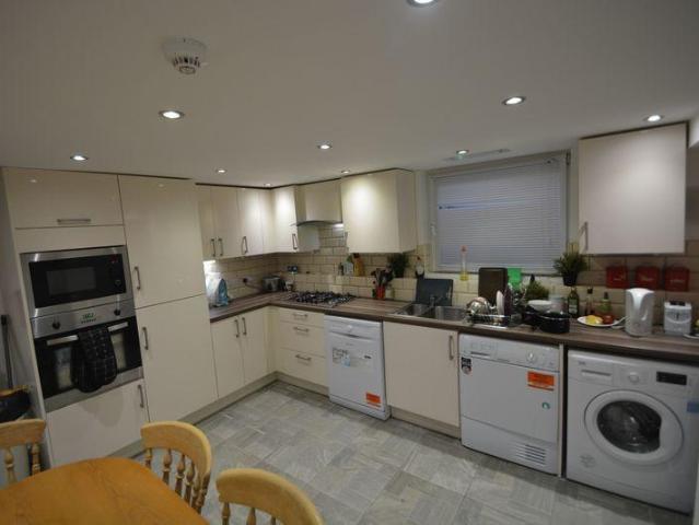 Wetherby Grove, Leeds LS4 5 bed house to rent £2,708 pcm £625 pw