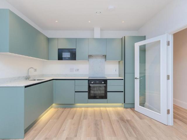 Wetherby House, 13 Green Lane. 2 bed flat to rent £2,500 pcm £577 pw